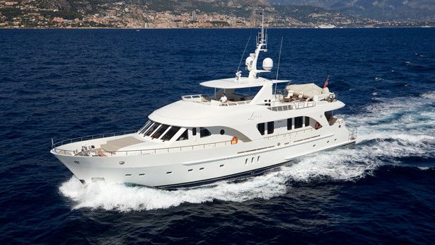 Moonen sells 30m motor yacht Livia with Camper & Nicholsons
